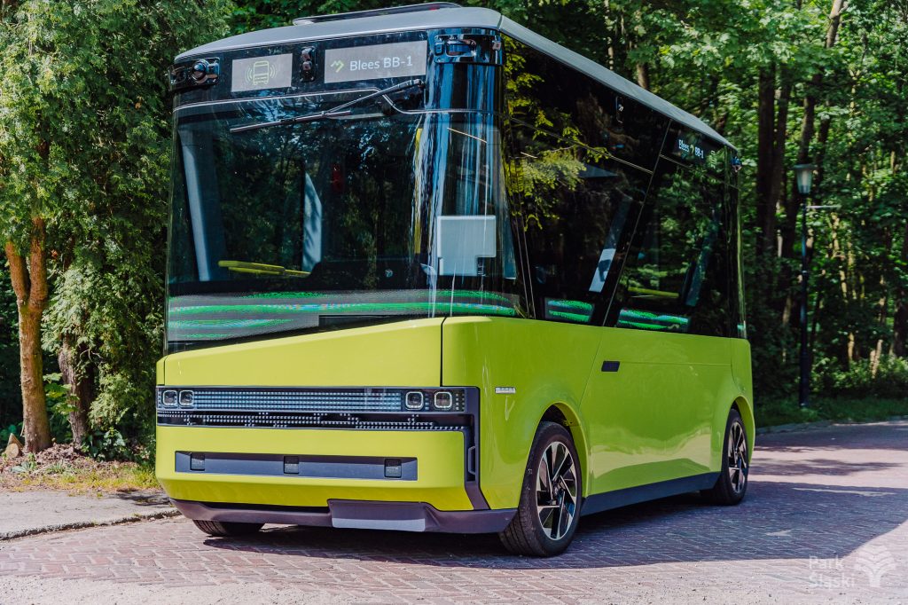 Autonomiczny elektryczny minibus Blees BB-1 przewozi pasażerów po Parku Śląskim - Śląska Opinia
